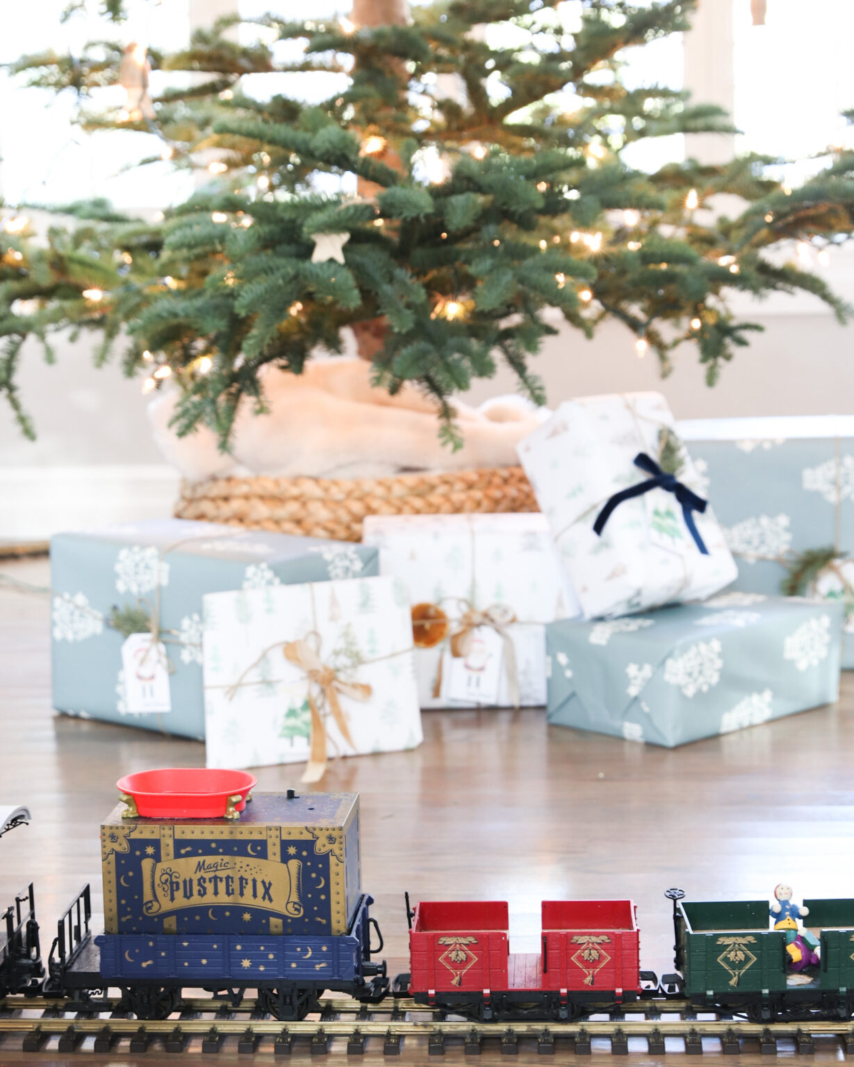 Simple and Festive Gift Wrapping Ideas | Nature Inspired - Lemon Grove Lane