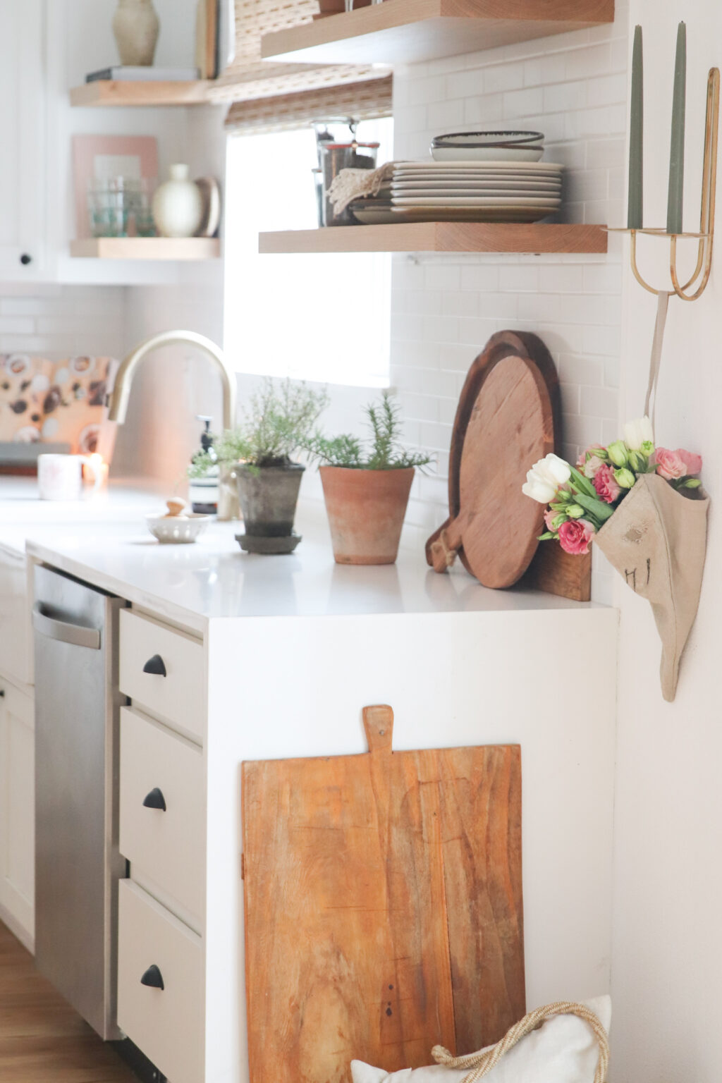 Easy ways to add spring farmhouse decor to your kitchen - Lemon Grove Lane